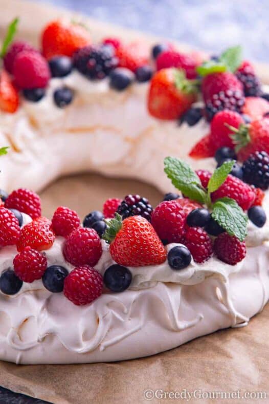 Christmas Pavlova Wreath For Christmas Day | Greedy Gourmet