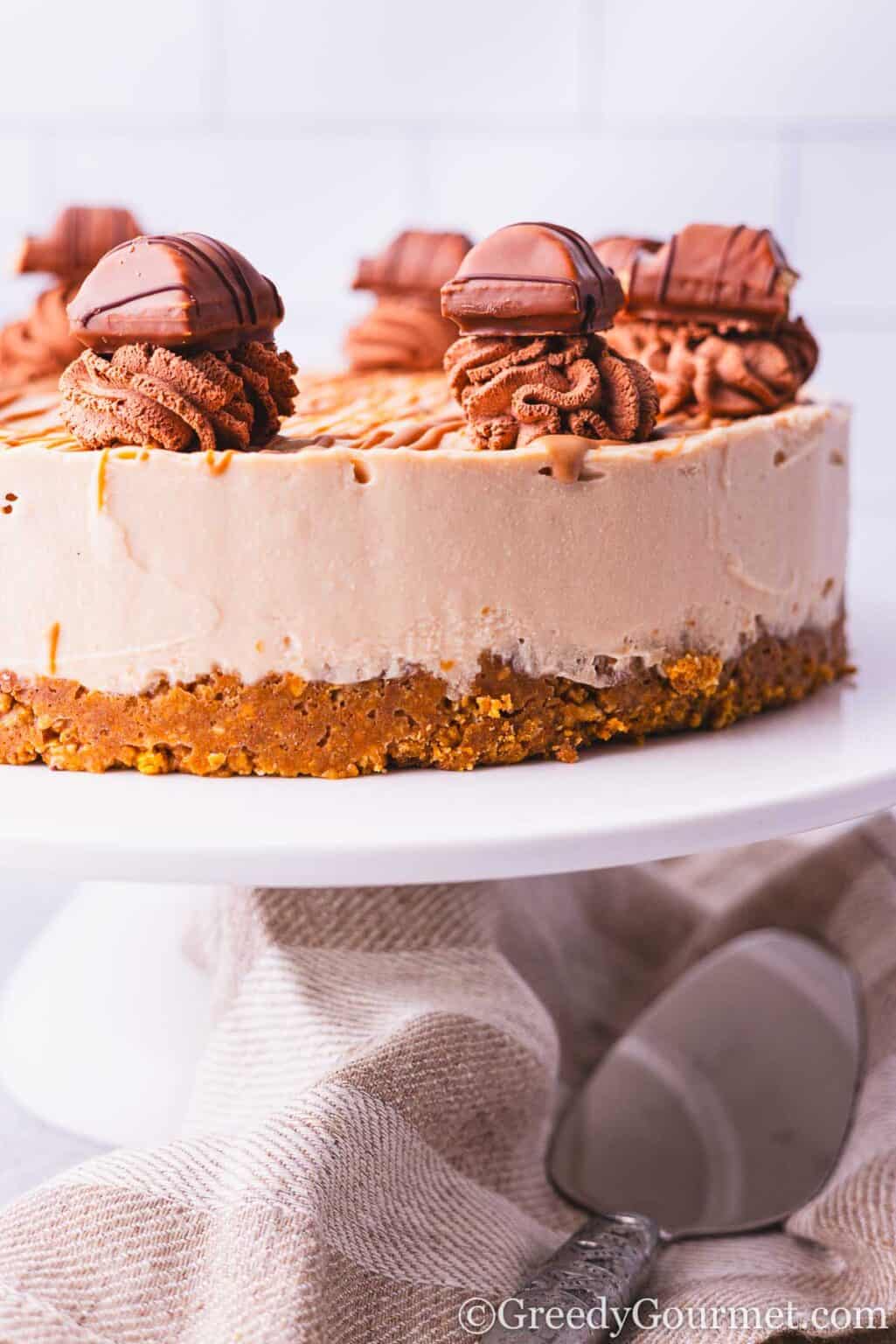 Kinder Bueno Cheesecake | Greedy Gourmet
