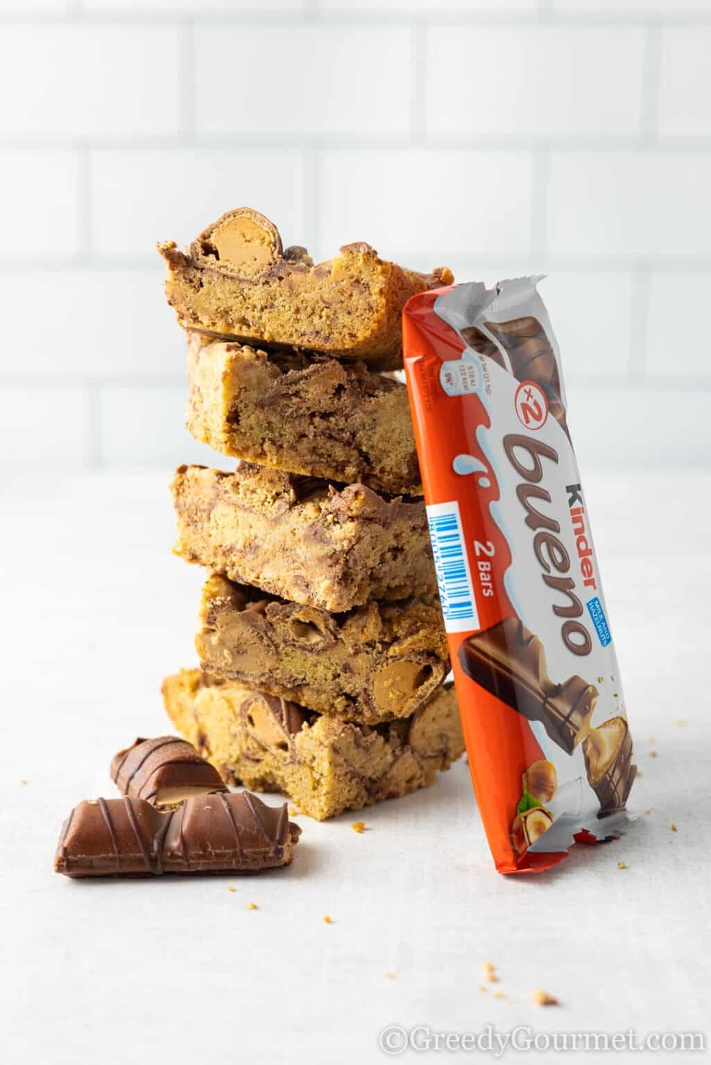 Kinder Bueno Cookie Bars | Greedy Gourmet