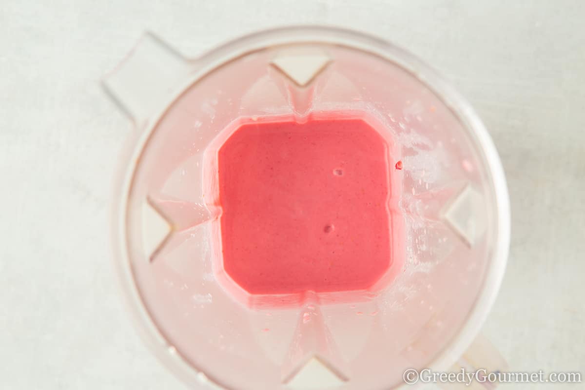 White Chocolate And Raspberry Smoothie | Greedy Gourmet