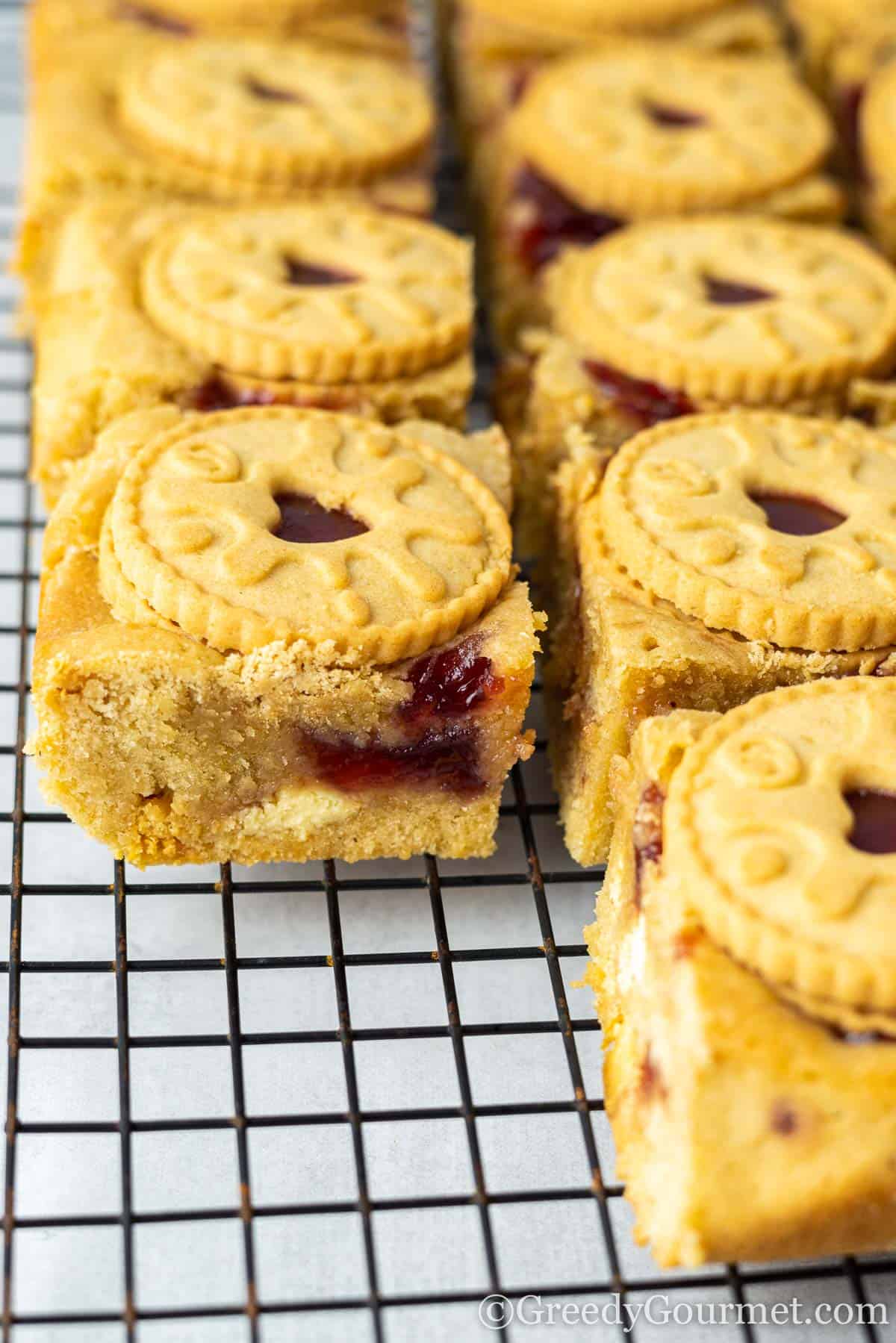 Jammie Dodger Blondies | Greedy Gourmet