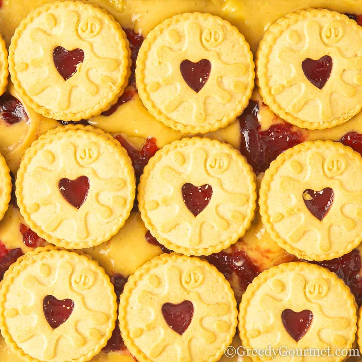 Jammie Dodger Blondies | Greedy Gourmet